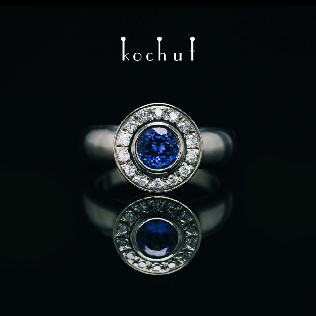 Ring Socialite | Palladium gold, sapphire, diamonds